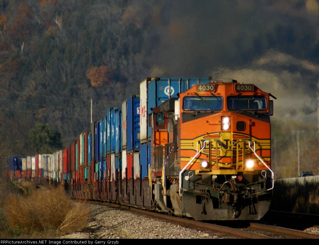 BNSF 4030 continues EB parade with double stacks